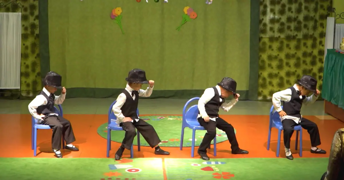 Four preschoolers dress in suits and wow the crowd with their chair ...