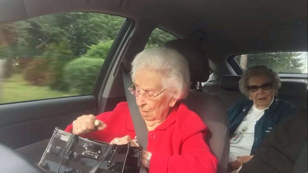 Grandma Pays for Hot Dogs, Her Sister Insists on Paying Her Back and It ...
