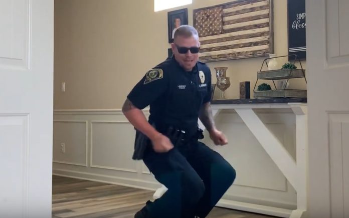 Police officer dancing and twerking to "Git Up Challenge" is the best ...