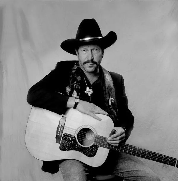 Beloved country singer found dead at his home in Texas