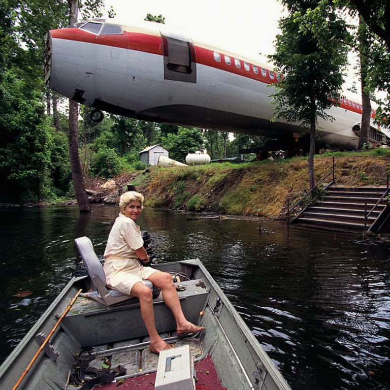 Woman Transforms Plane House into a Stunning Home! Learn How