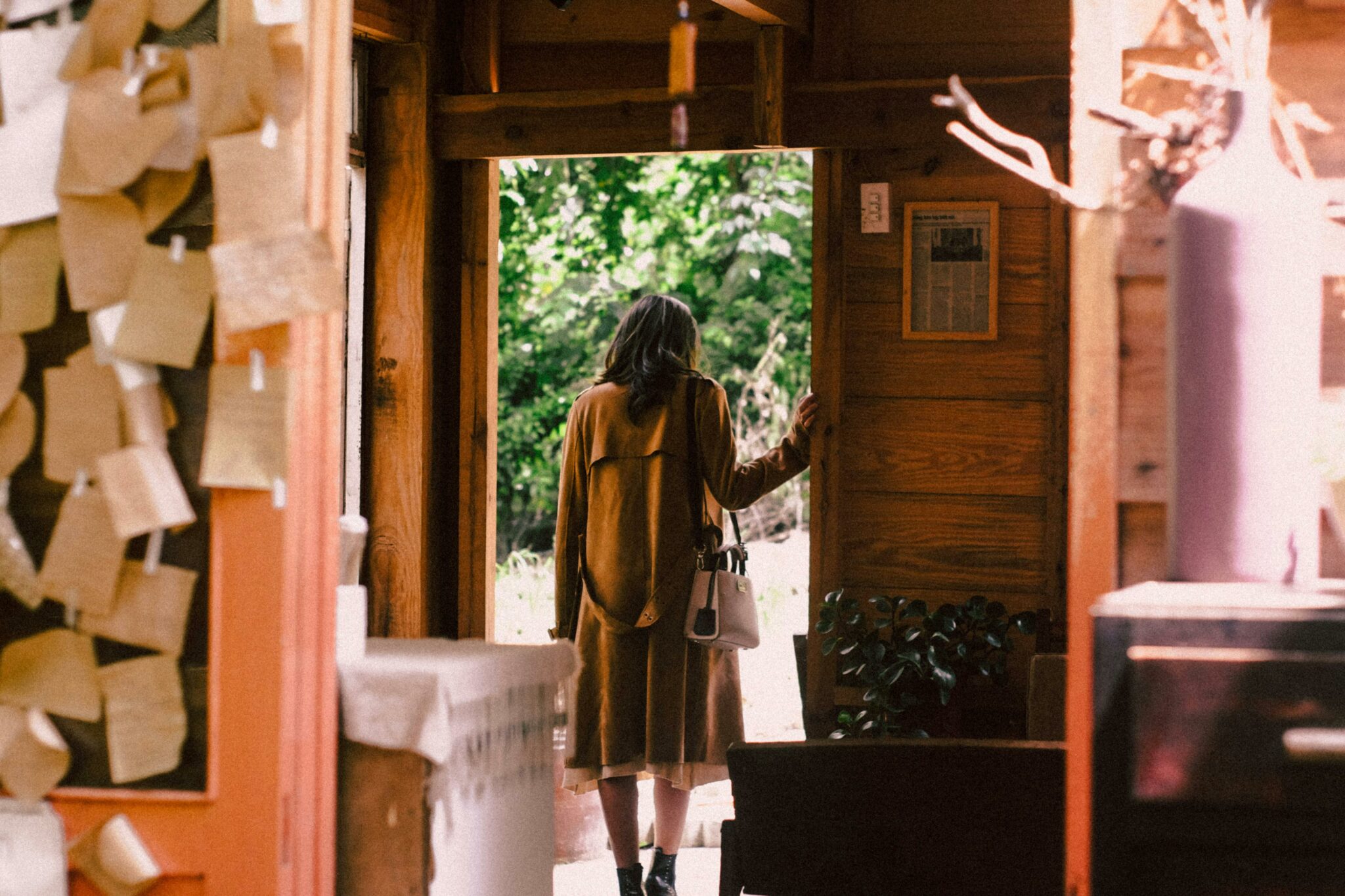 She believed it was just an ordinary photo — but zooming in revealed a ...